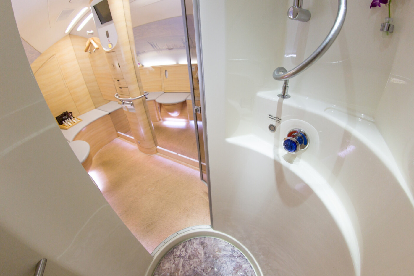 Emirates A380 Shower: In First Class, You Can Try Out the Emirates A380 ...